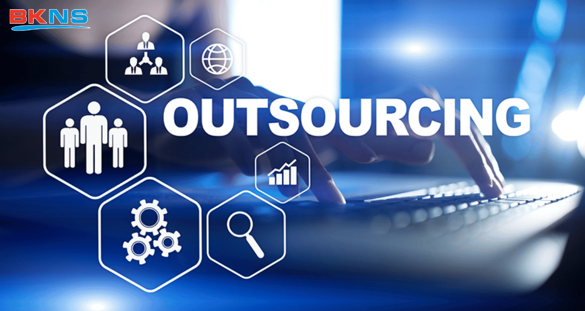 Outsource là gì? Phân biệt Insourcing và Outsourcing